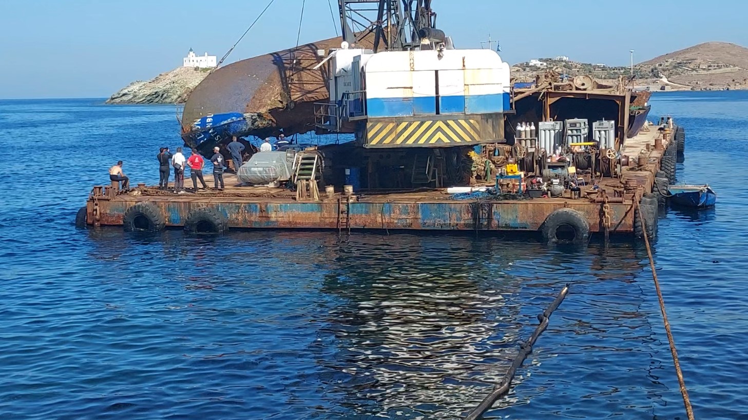 Ανέλκυση ναυαγίου από τον λιμενοβραχίονα της Κορησσίας | kea.gr