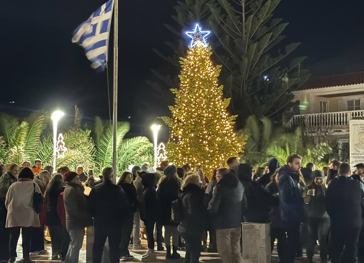 Γιορτινή βραδιά στην Κορησσία με το άναμμα του χριστουγεννιάτικου ...